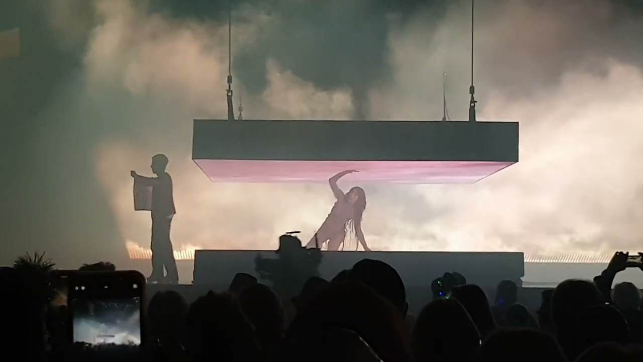 WATCH: Loreen reacts to stage invasion – ESCXTRA.com
